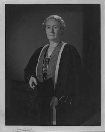 Dr. Doris Gordon - Collections Online - Auckland War Memorial Museum