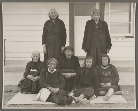[Group portrait of Te Uira Aratema (nee Ngapera), Te Arani Ratana (nee ...
