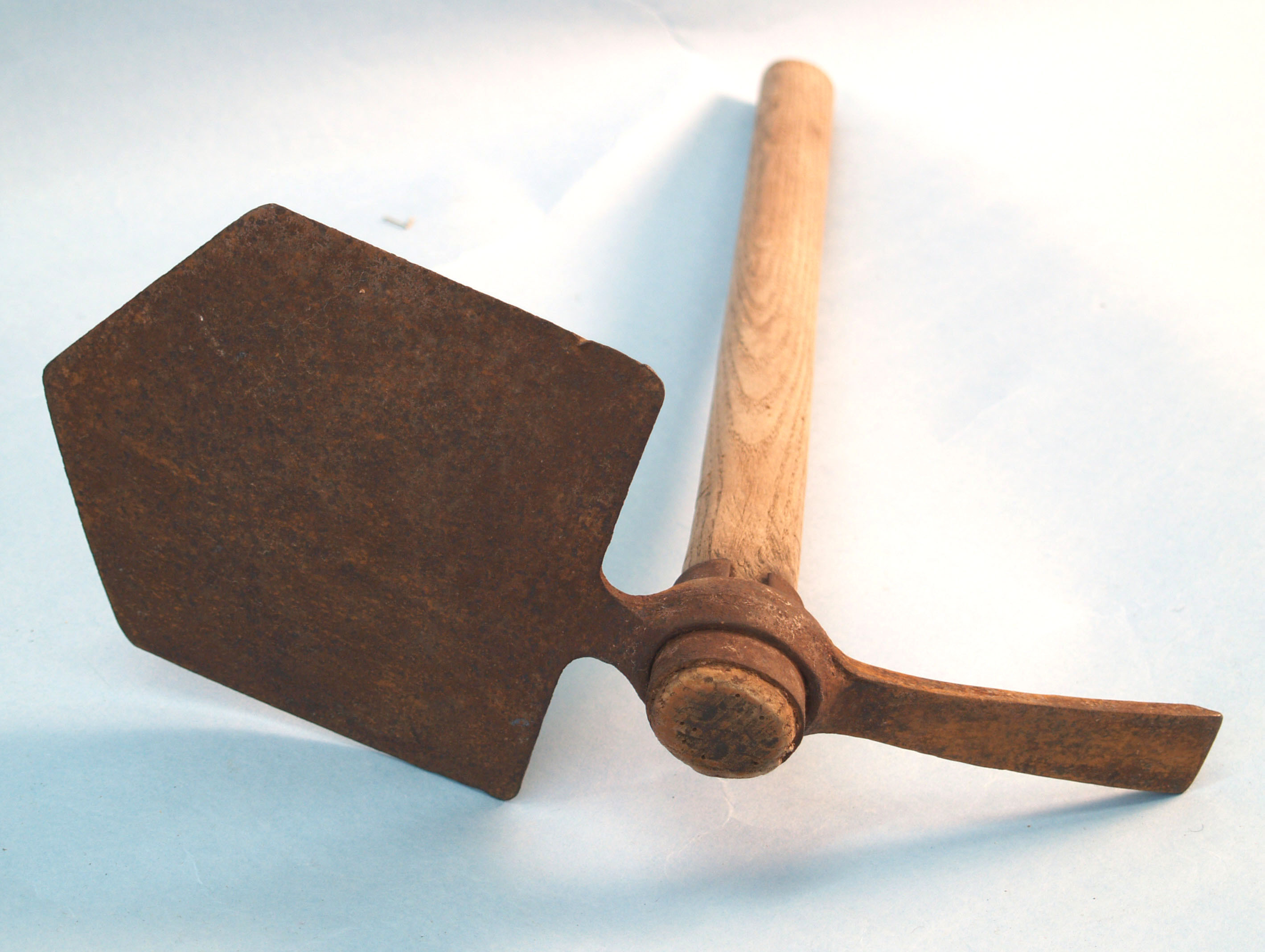 entrenching tool - Collections Online - Auckland War Memorial Museum